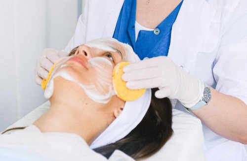 How To Remove Makeup Without Wipes Beautysourcing